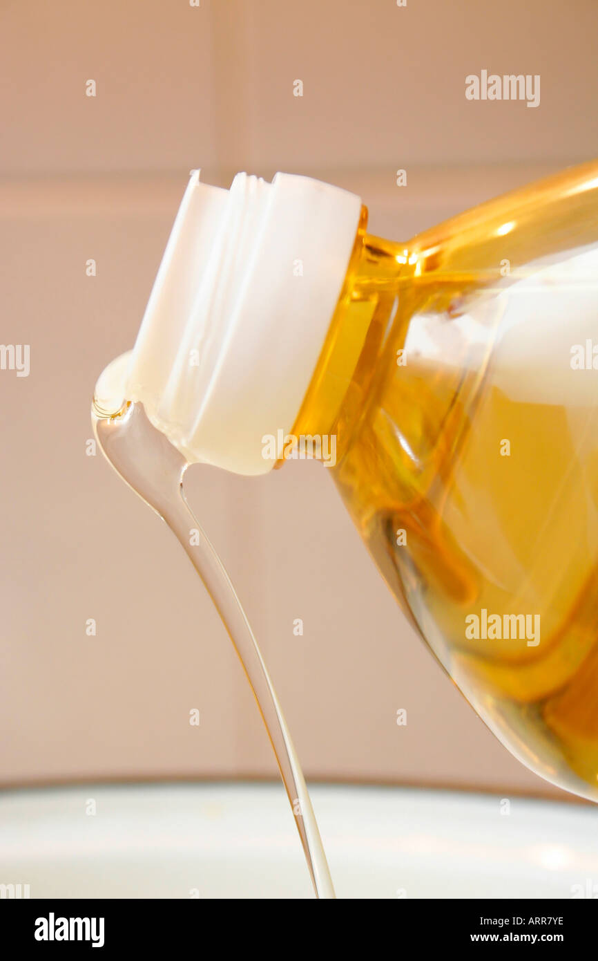 vegetable oil bottle dropping a fine flow Stock Photo - Alamy