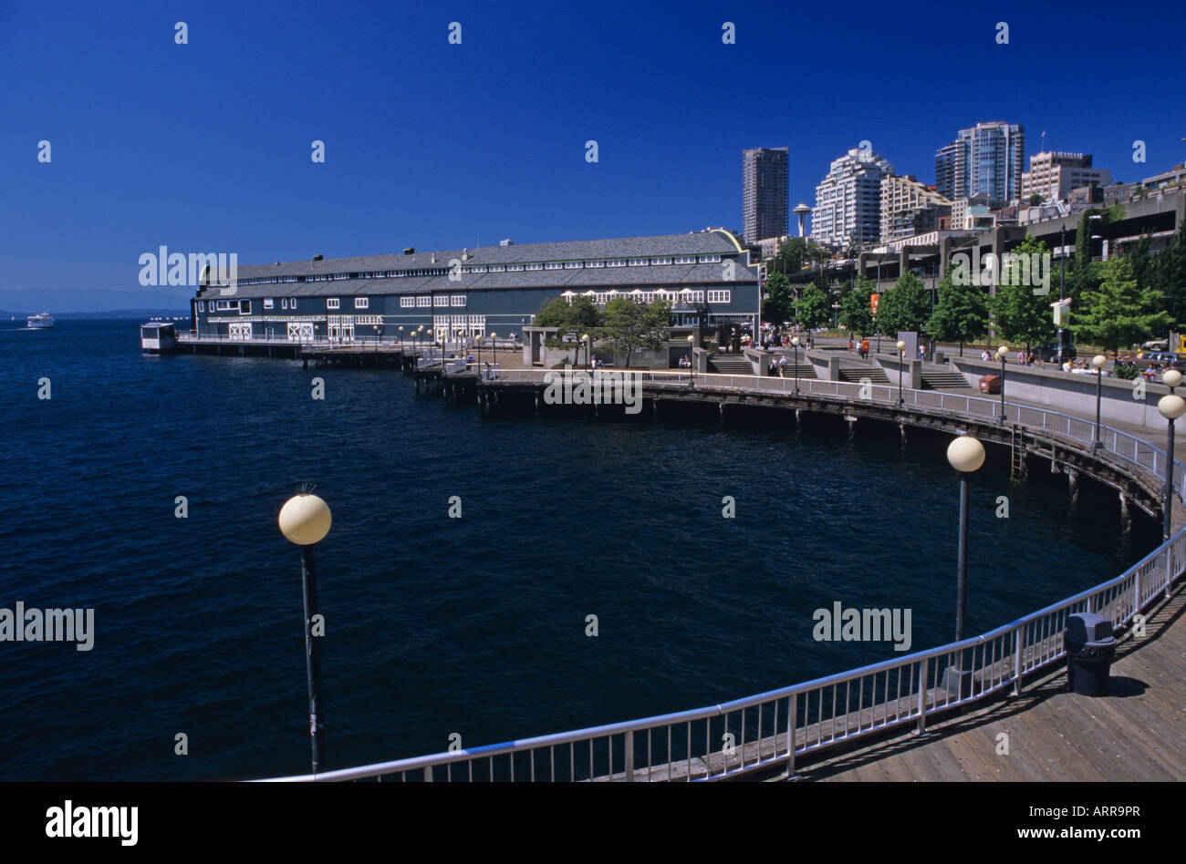 Seattle waterfront with Puget Sound and Seattle Aquarium and downtown ...