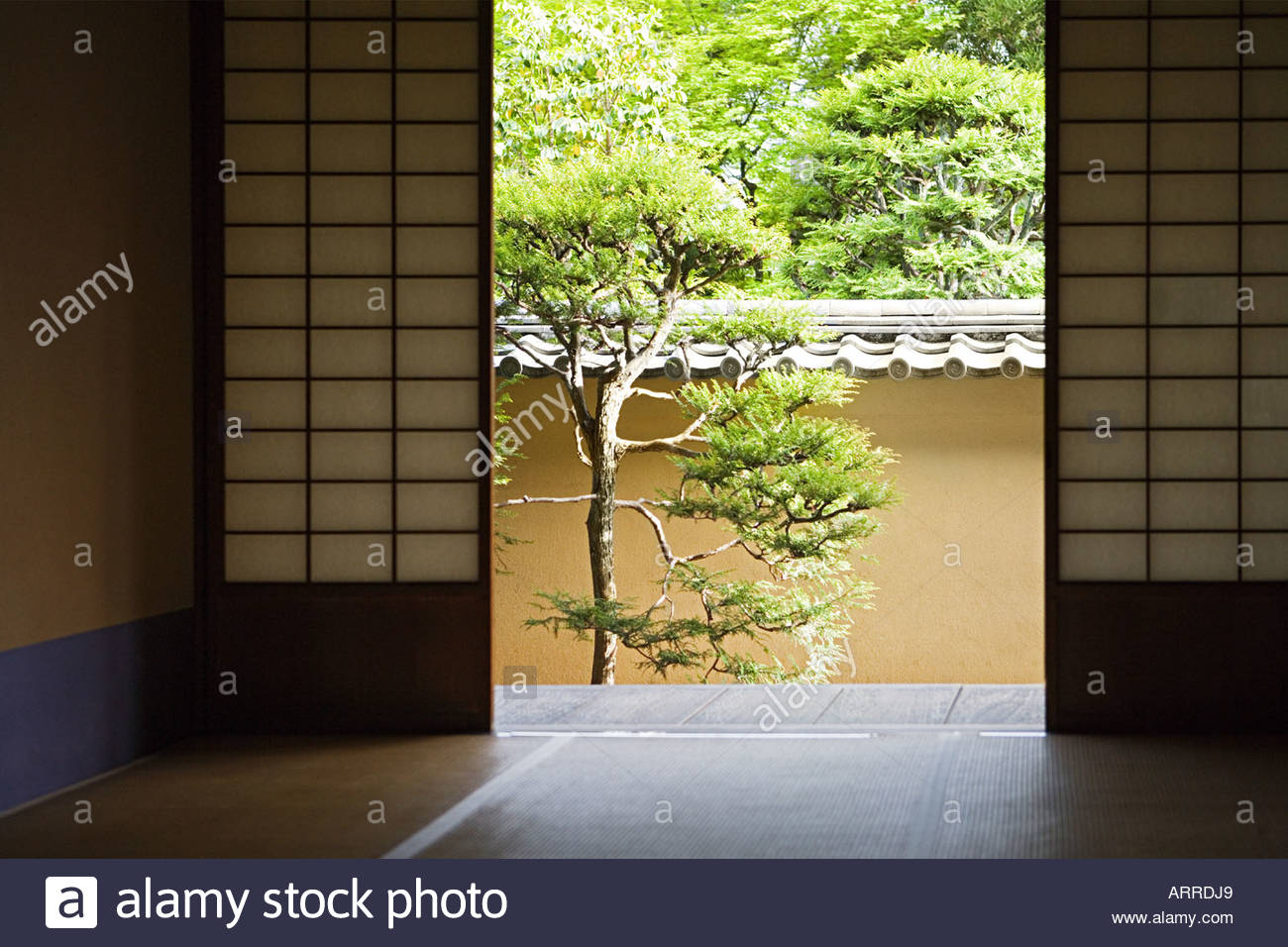 Japanese Screen Doors Stock Photos & Japanese Screen Doors Stock Images ...