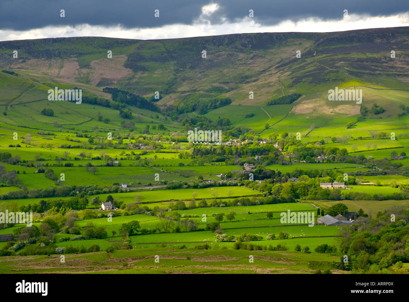 The edale valley and Kinder Scout on the horizon, Peak District ...