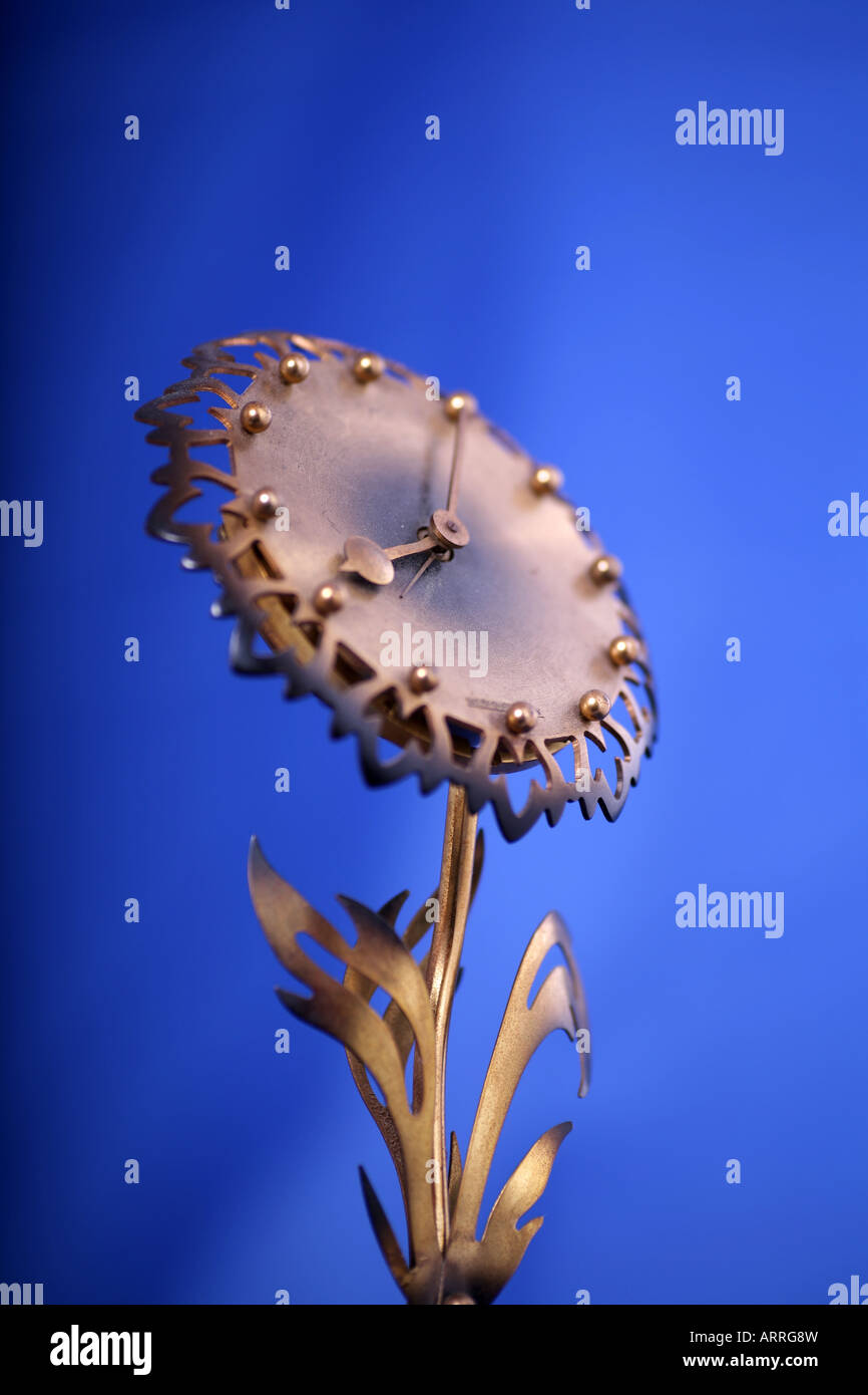 Golden hands clock hi-res stock photography and images - Alamy