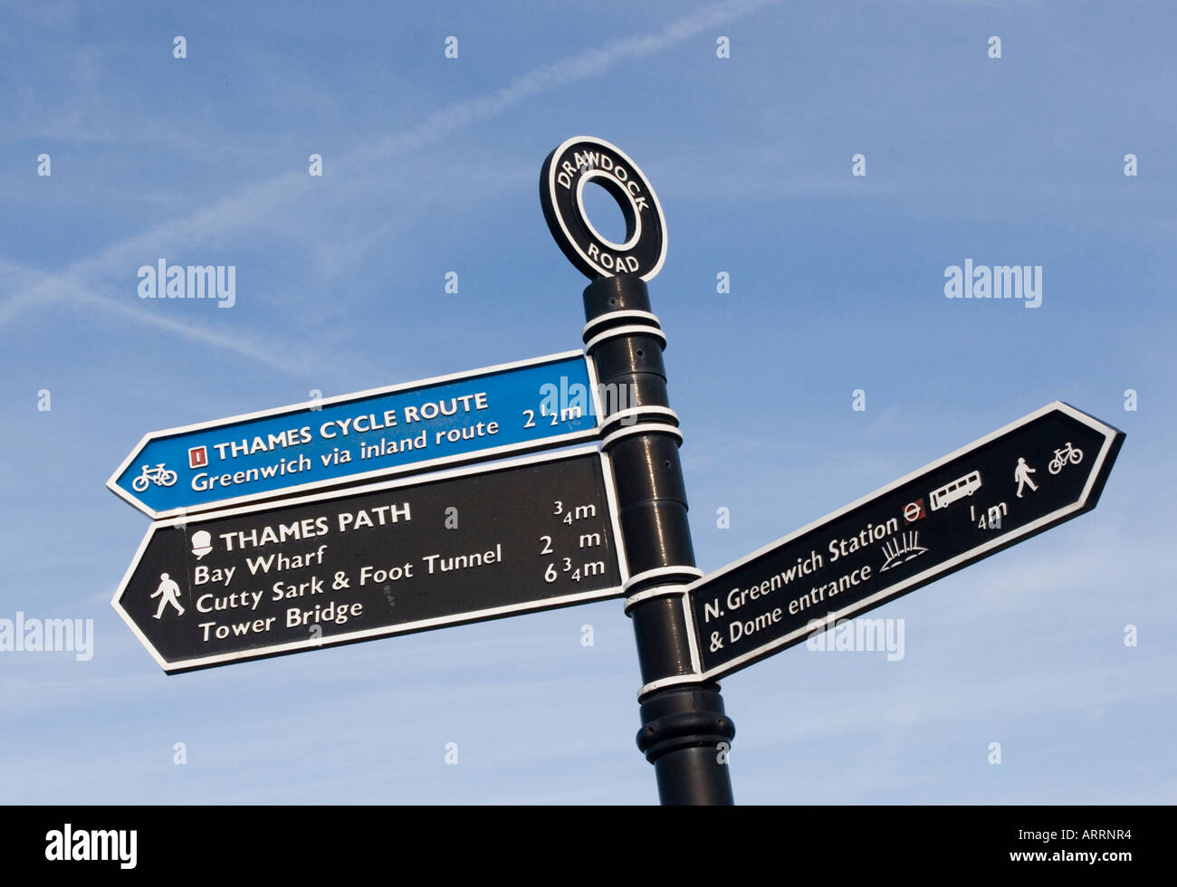 Thames Path sign Thames Cycle Route sign Stock Photo - Alamy