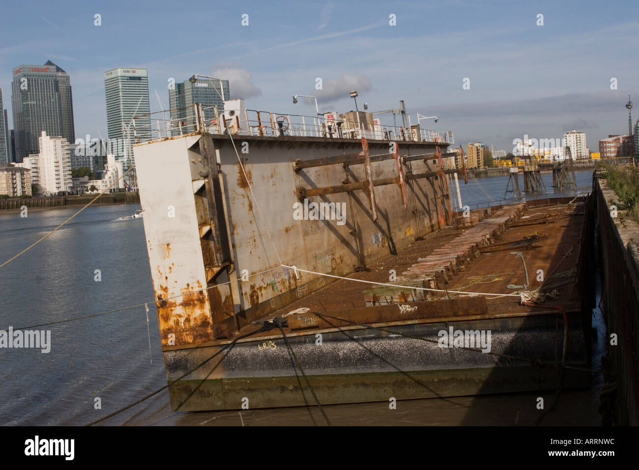 Thames dry hi-res stock photography and images - Alamy