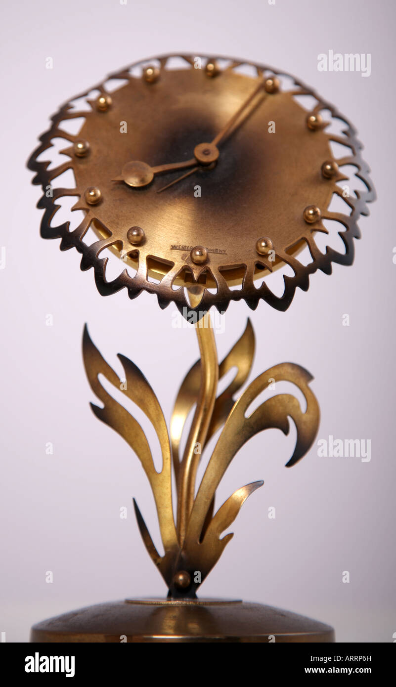 Golden hands clock hi-res stock photography and images - Alamy