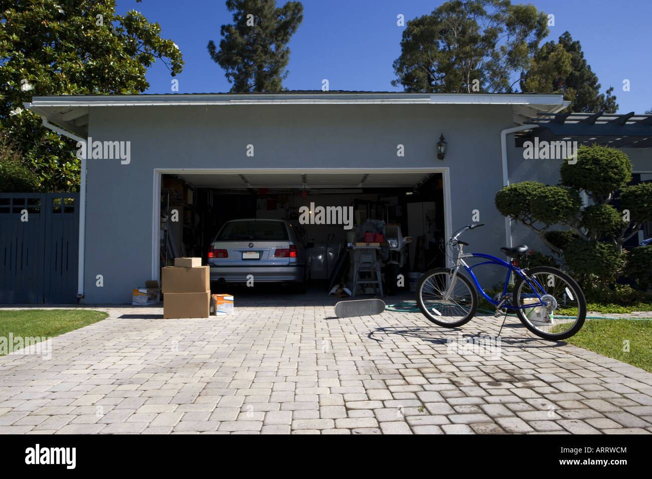 Bmw parked driveway hi-res stock photography and images - Alamy