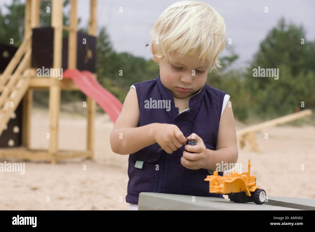 Child alone outdoor hi-res stock photography and images - Alamy