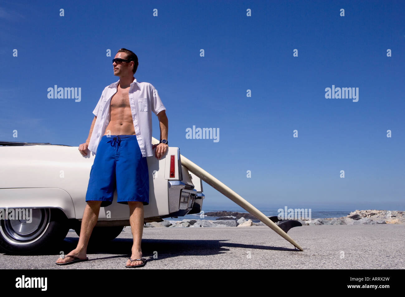 Man leaning against car, 30 years hi-res stock photography and images ...