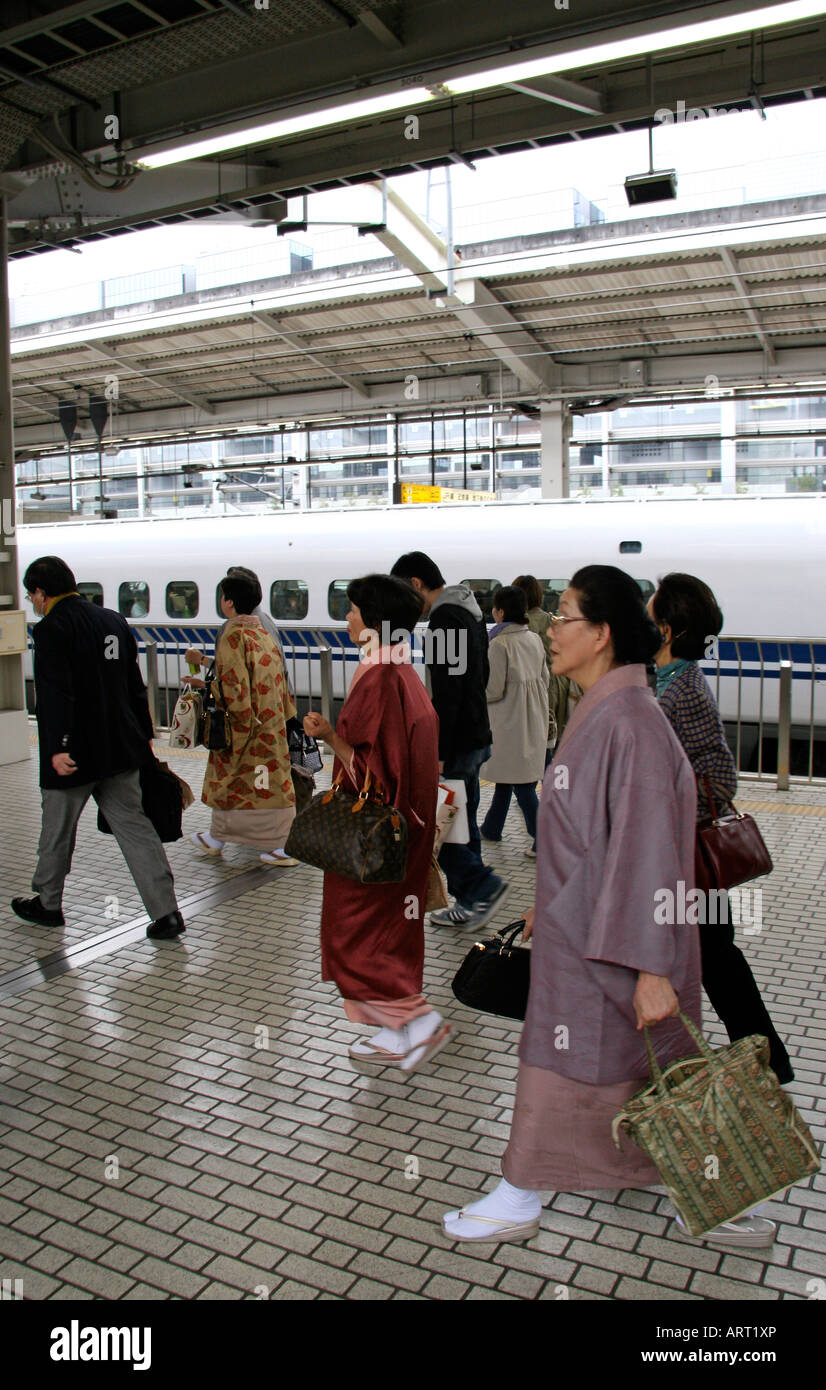Women in traditional Japanese Dress, Kyoto JR Train station, Japan ...
