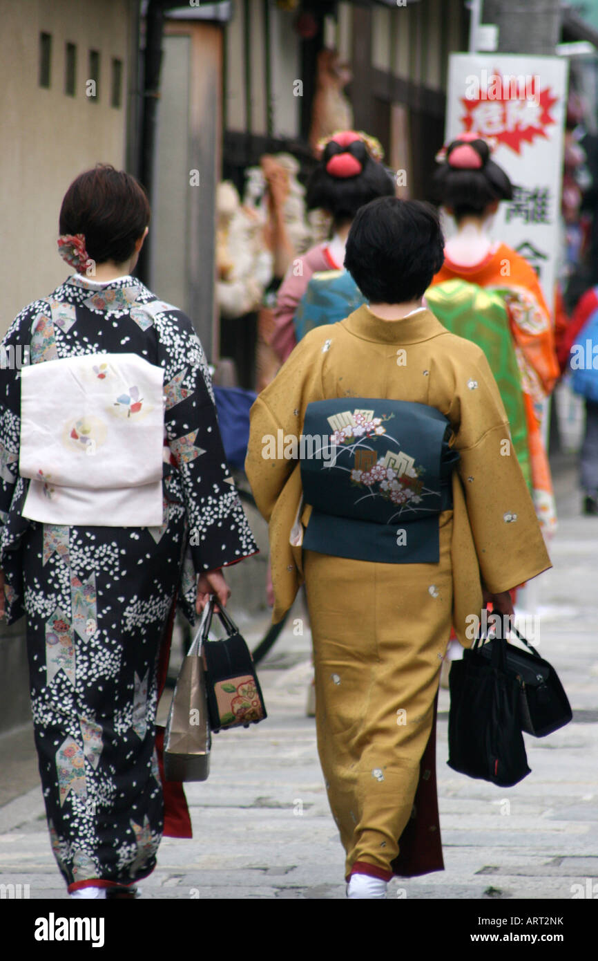 Woman in traditional dress in Kyoto Stock Photo - Alamy