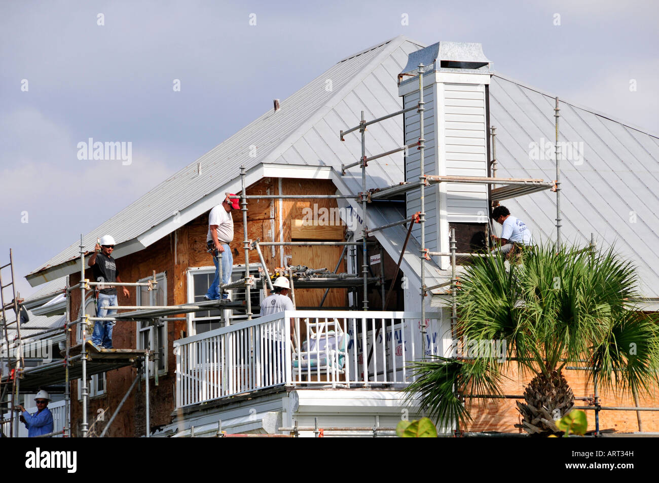 Skilled workers construct a new home Stock Photo - Alamy