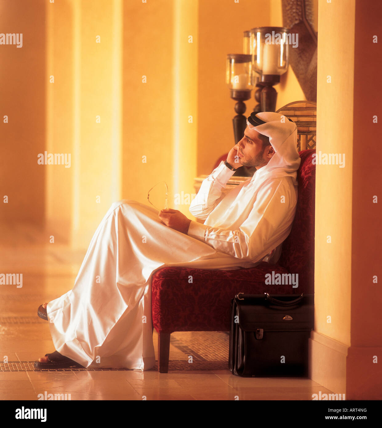 Arabs business talk hi-res stock photography and images - Alamy