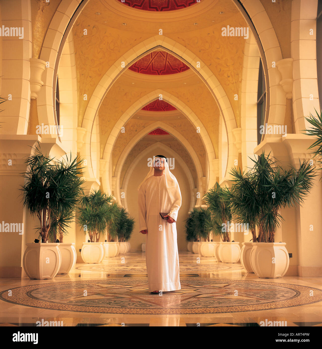 Arab male gutra hi-res stock photography and images - Alamy