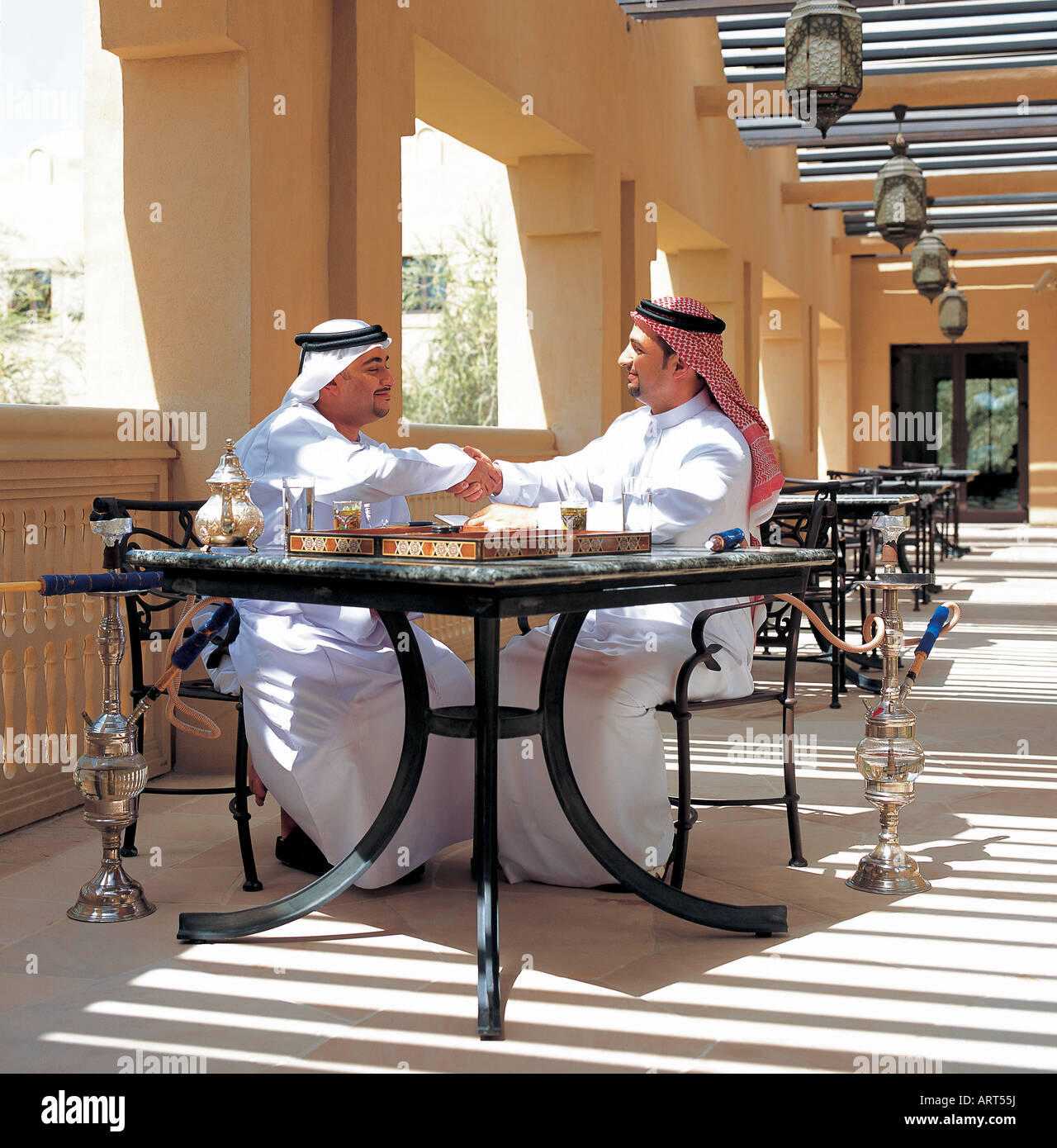 Arab men shaking hands hi-res stock photography and images - Alamy