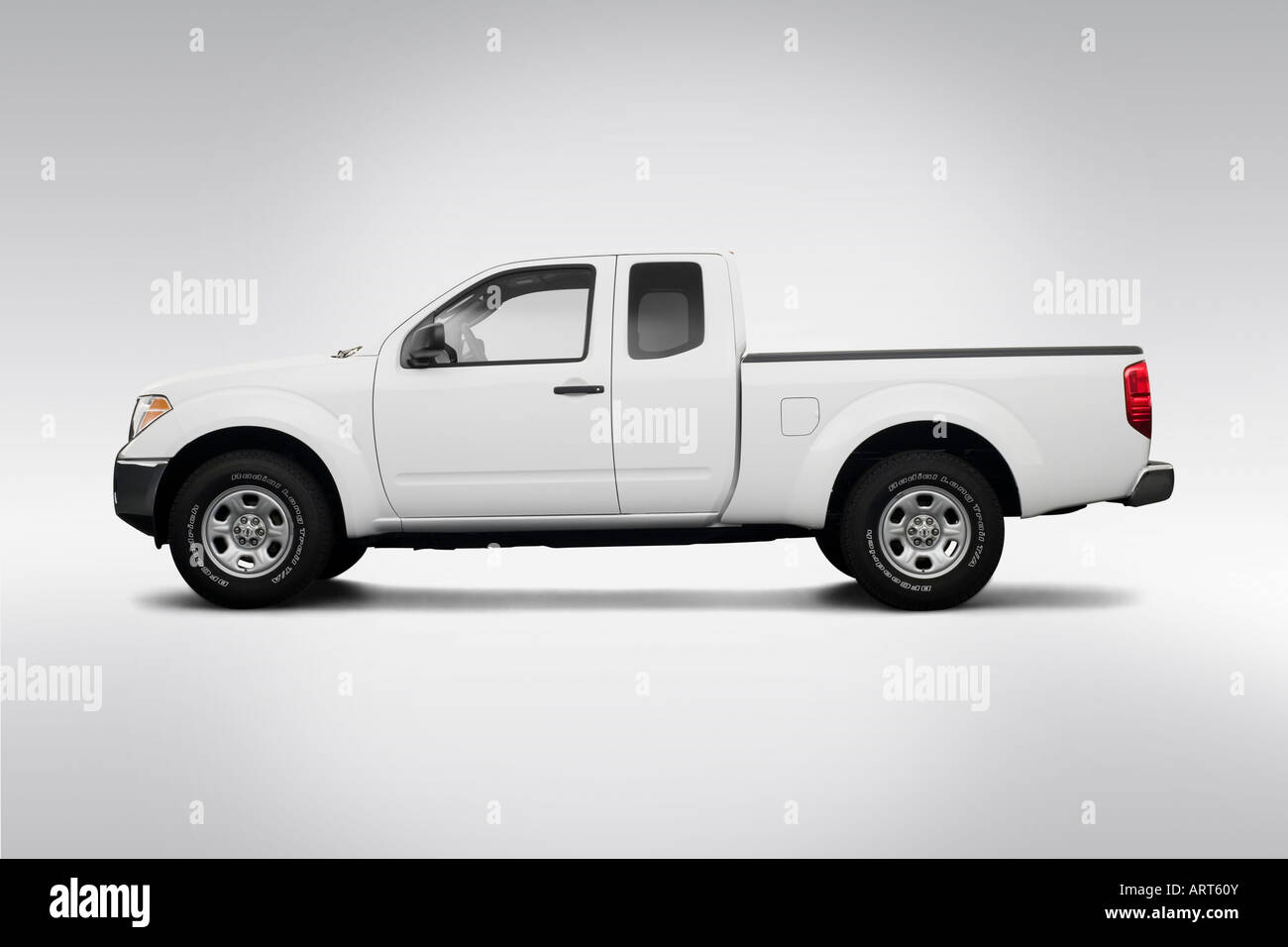 2008 Nissan Frontier SE in White - Drivers Side Profile Stock Photo - Alamy