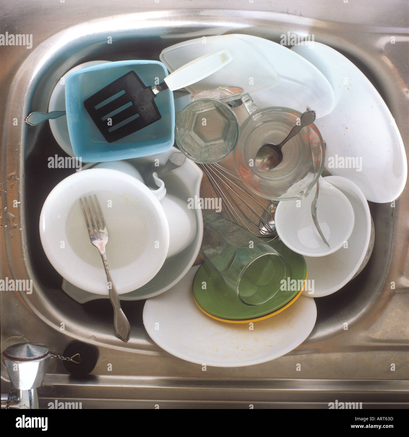 Aerial view dishes in sink hi-res stock photography and images - Alamy