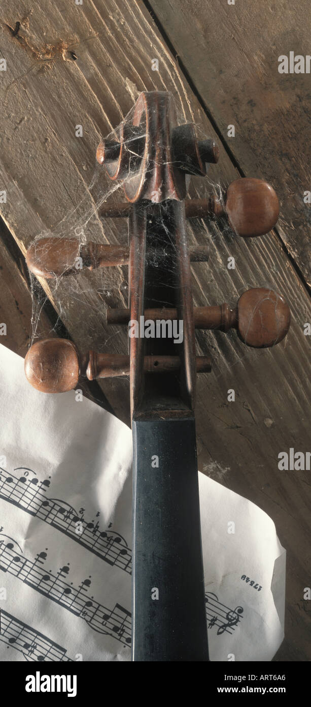 Broken violin hi-res stock photography and images - Alamy