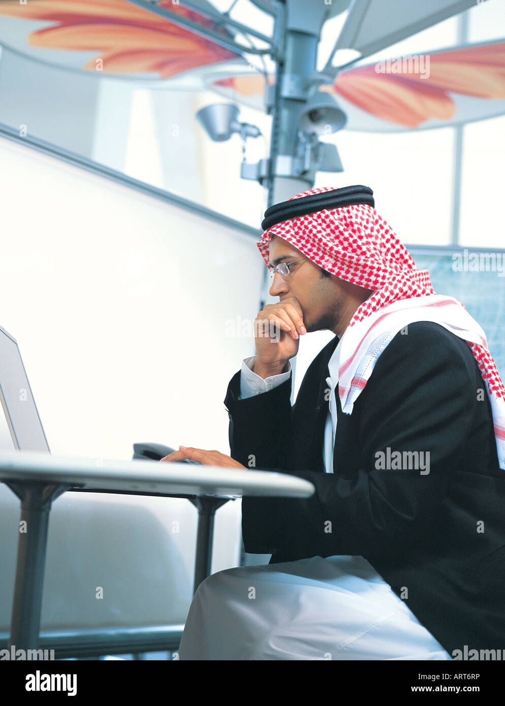 Saudi Men Computer Stock Photos & Saudi Men Computer Stock Images - Alamy
