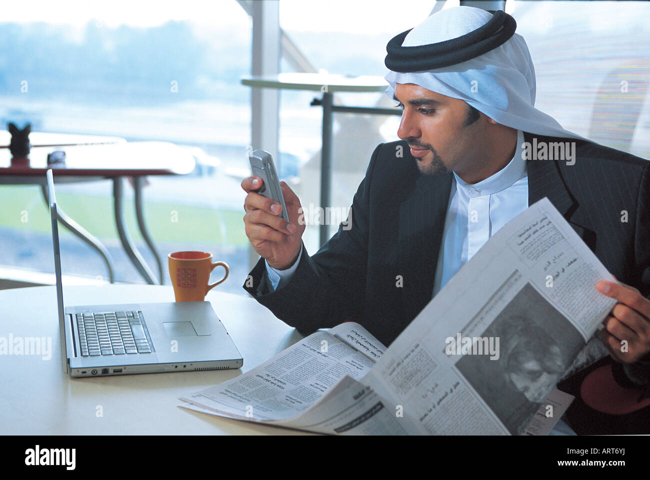 Saudi men reading hi-res stock photography and images - Alamy