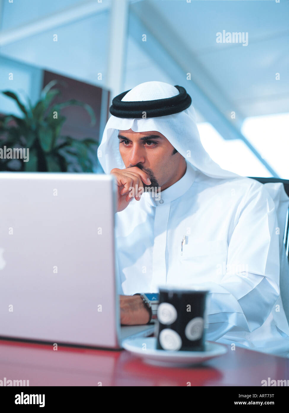 Emiratis office hi-res stock photography and images - Alamy