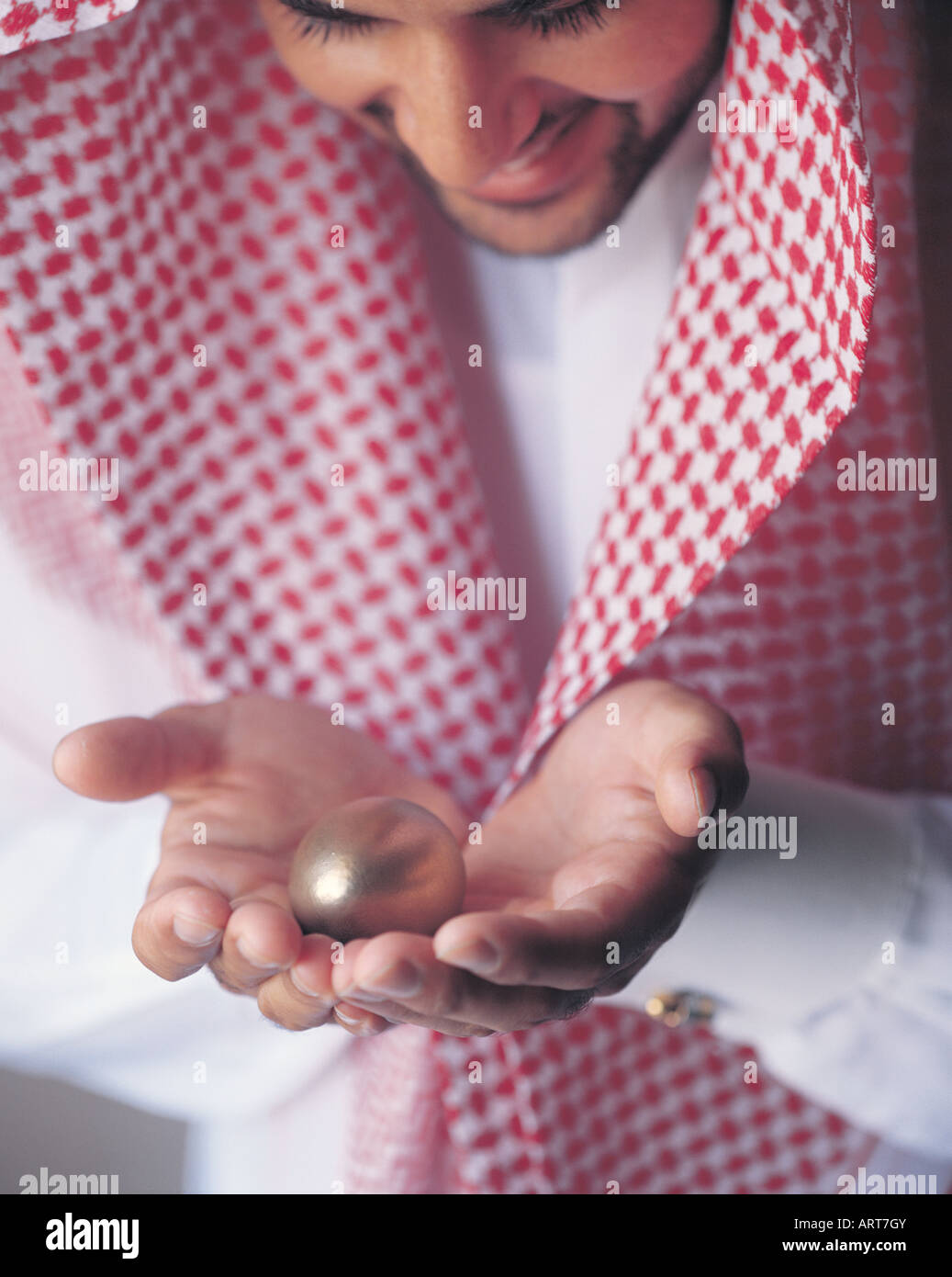 Saudi men holding hand hi-res stock photography and images - Alamy