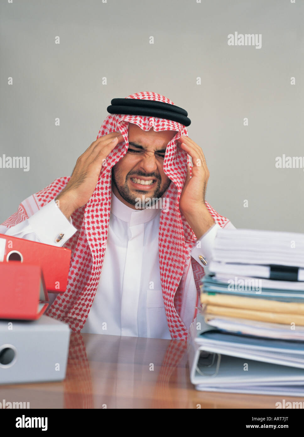 Saudi emirati arab businessman work hi-res stock photography and images ...