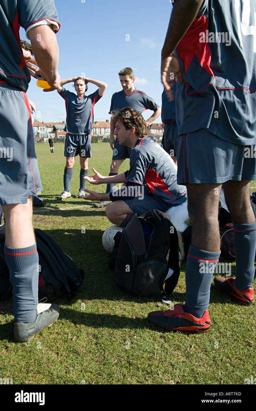 Young footballers talking hi-res stock photography and images - Alamy