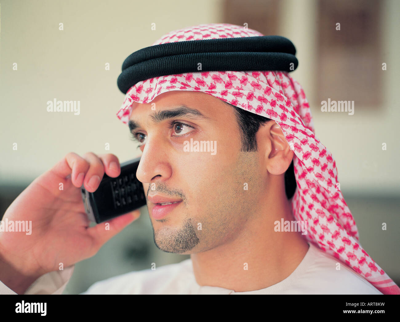 Arab man using mobile phone Stock Photo - Alamy