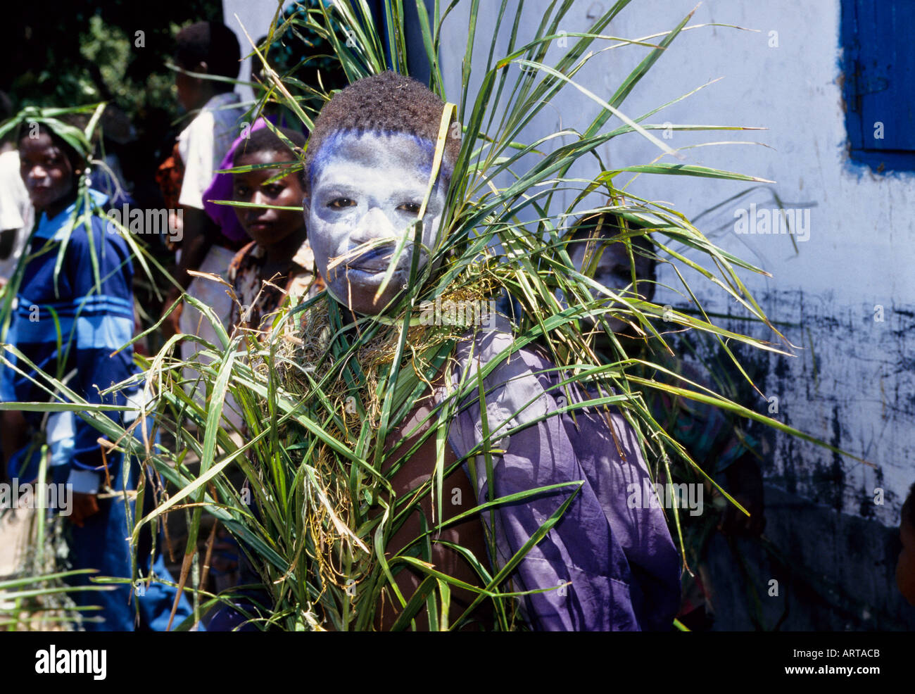 Dressed in honor of the bush spirit Zur Maskierung gehoert auch die ...