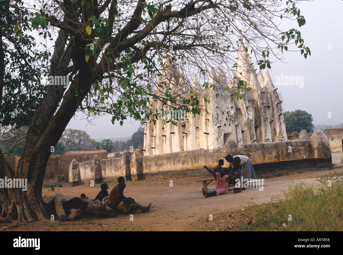 A typical white clay mosque in Northern Ghana Eine typische Moschee aus ...