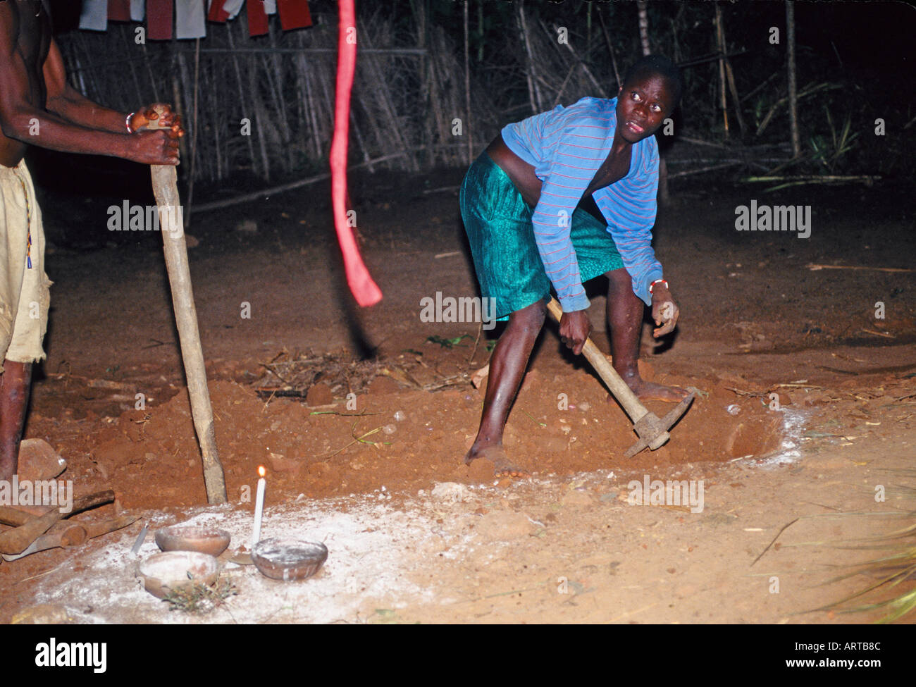 Digging the grave Das Grab wird ausgehoben Stock Photo - Alamy