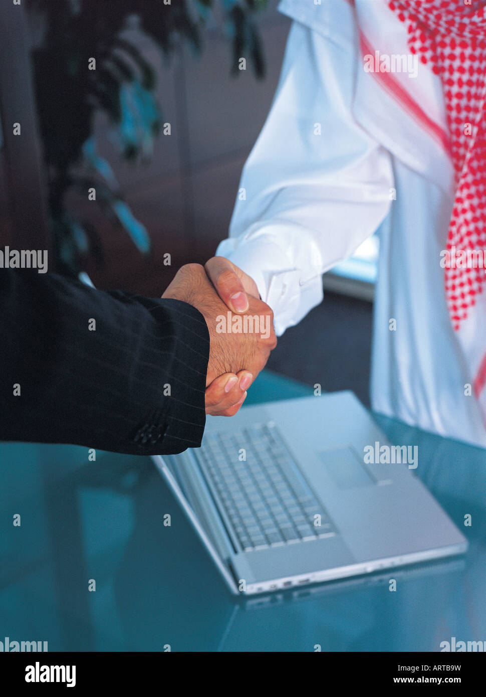 Handshake of Arab businessmen Stock Photo - Alamy