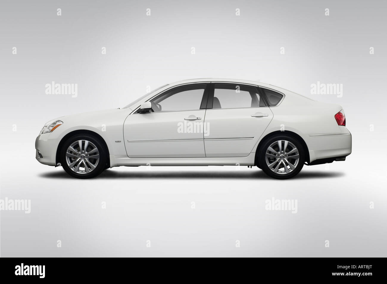 2008 infiniti m35 in white hi-res stock photography and images - Alamy