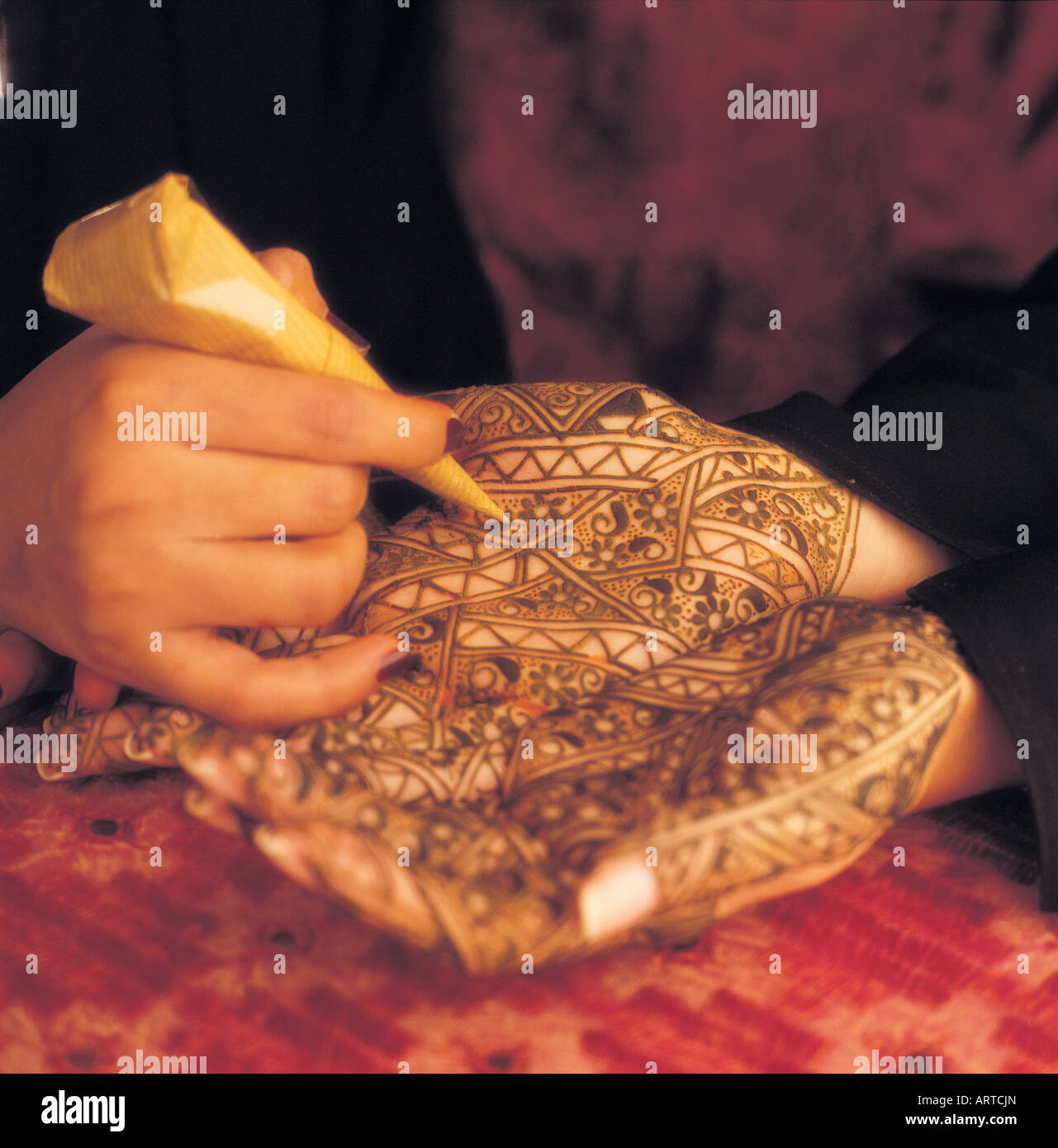 Ramadan: Henna is applied on last day of Ramadan for Eid Al-Fitr (Three ...