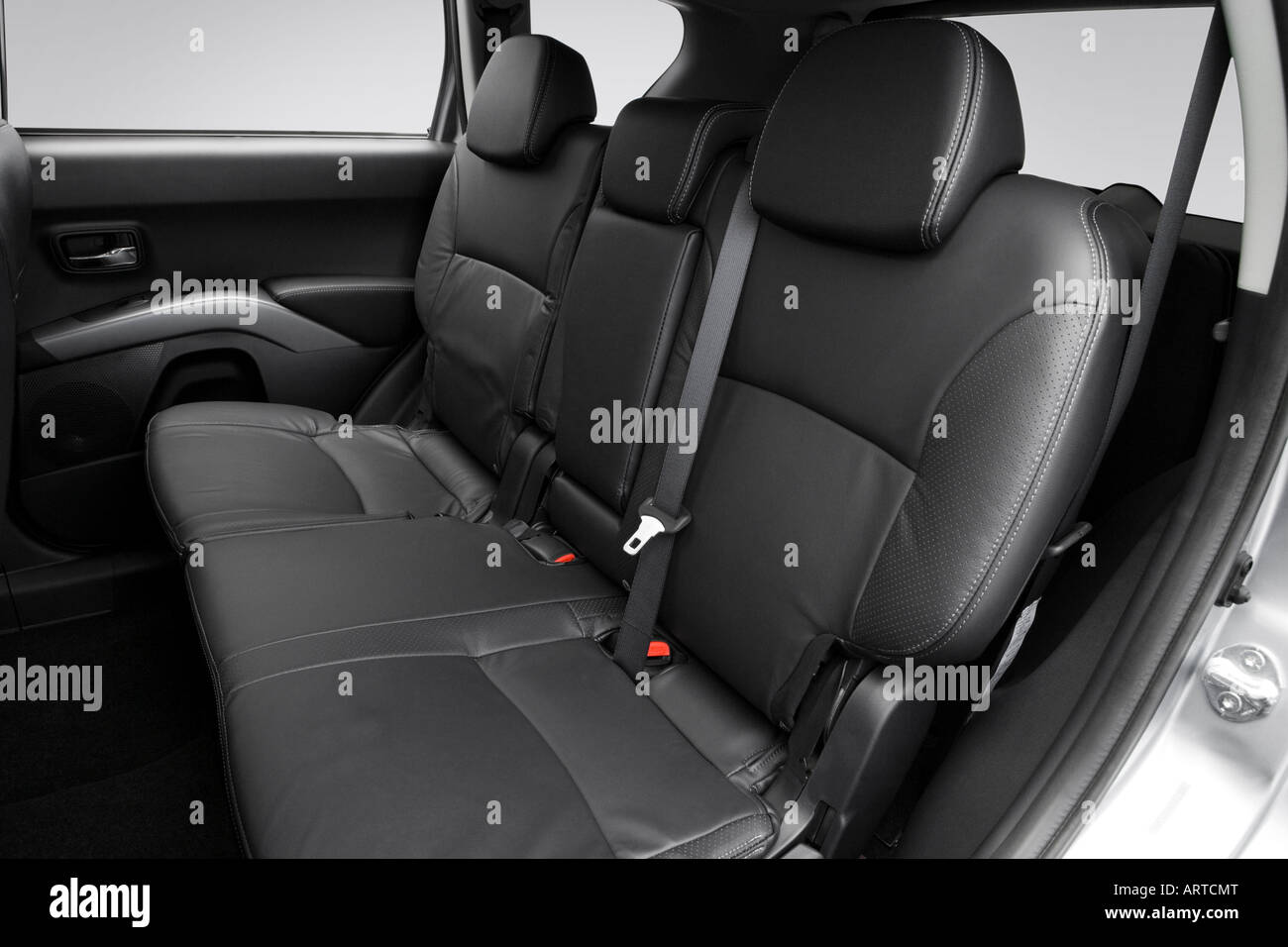 Silver mitsubishi outlander hi-res stock photography and images - Alamy