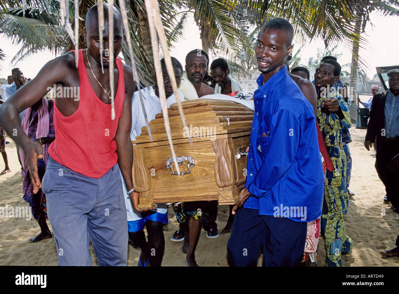 Grande Popo Benin Voodoo Anhaenger tragen Sossa Guedehoungues Sarg als ...