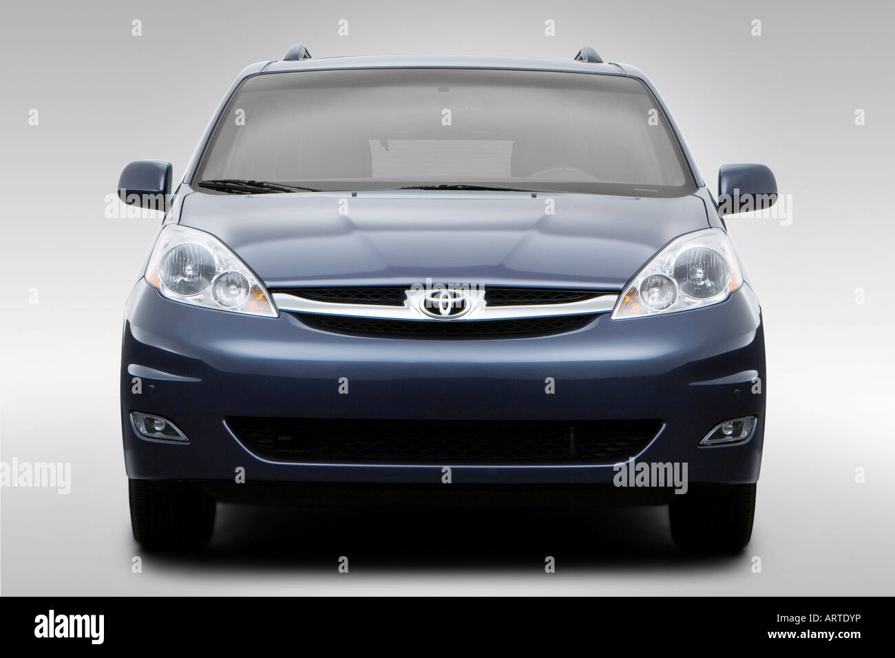 2008 Toyota Sienna XLE in Beige - Low/Wide Front Stock Photo - Alamy
