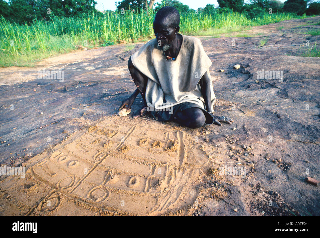 Dogon Oracle Man reading the painted signs in the sand Dogon Orakel Der ...