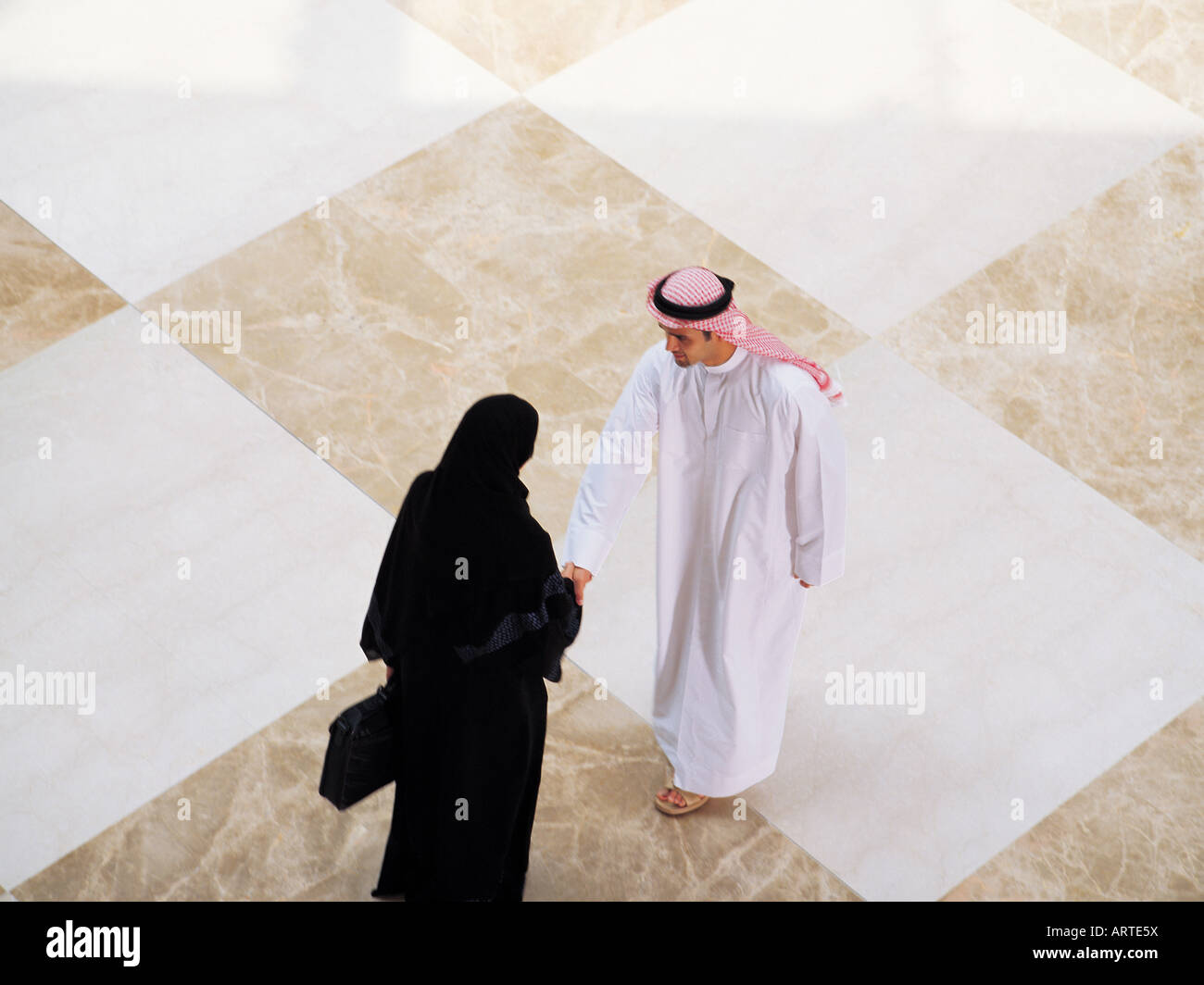 Handshake between Arab businesspeople Stock Photo - Alamy