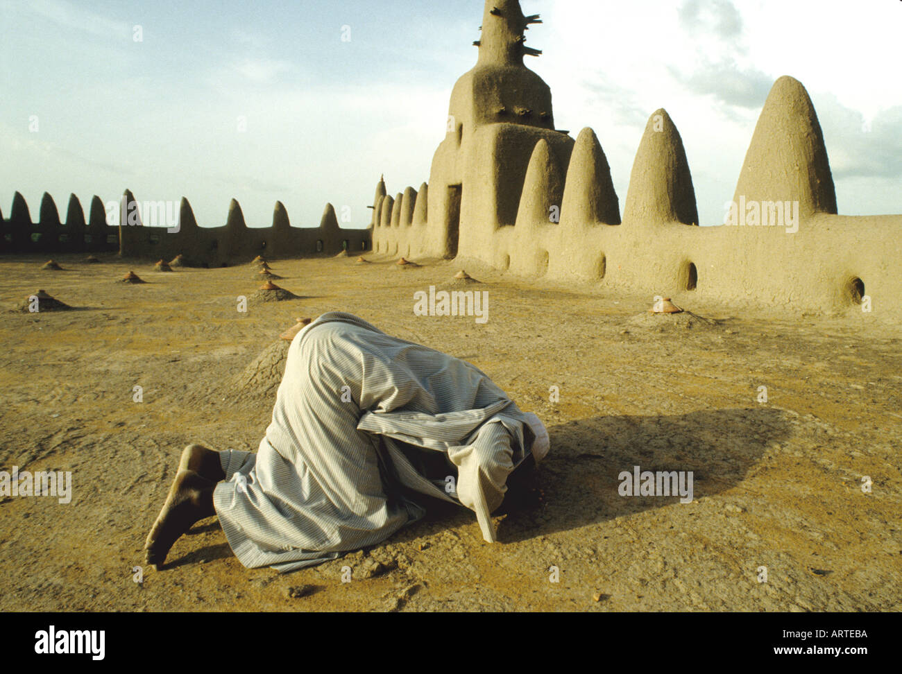 Muslim prayer on the roof of the Grand mosque in Djenne Gebet auf dem ...