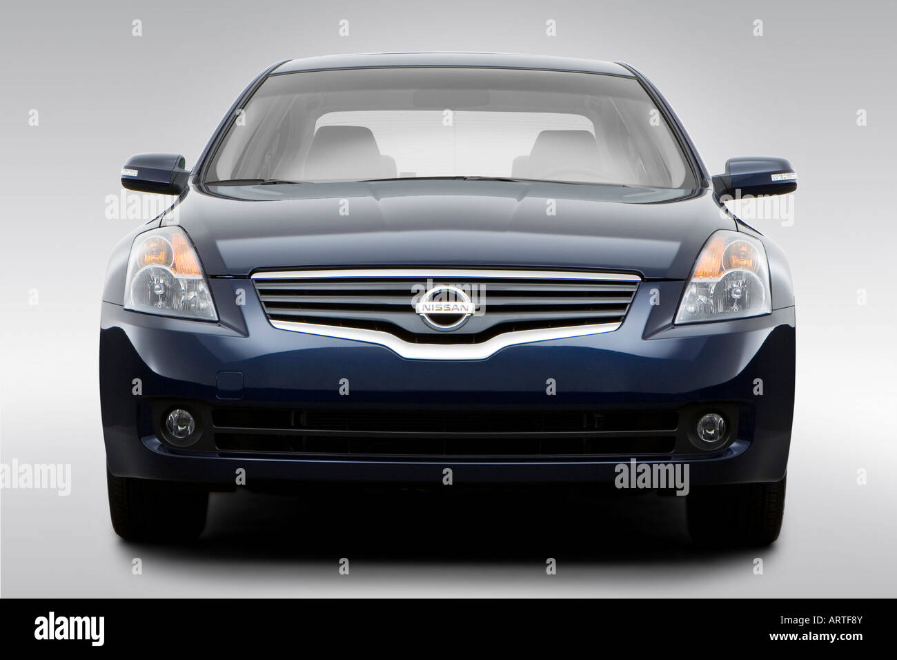 2008 Nissan Altima 3.5 SE in Blue - Low/Wide Front Stock Photo - Alamy