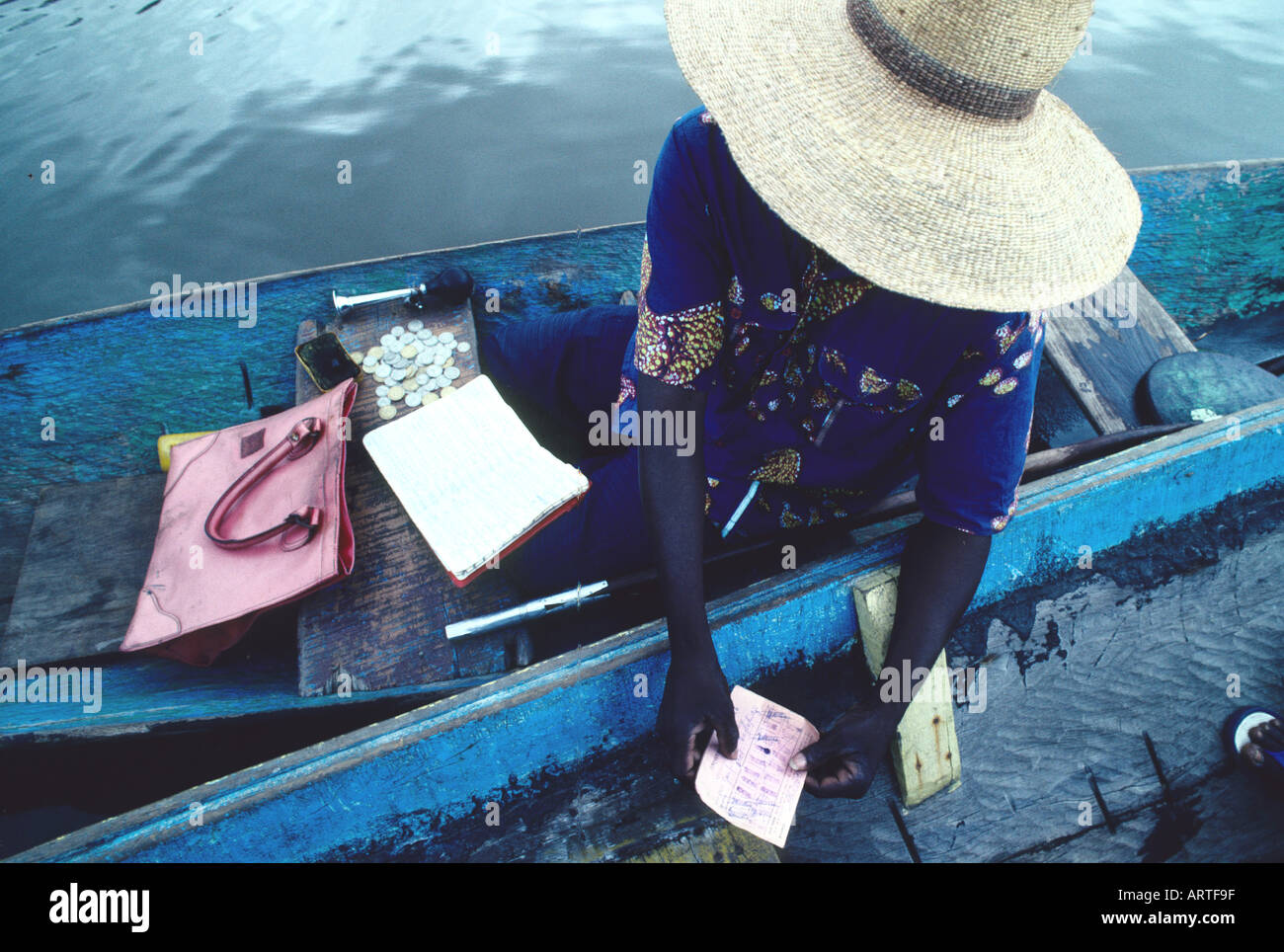 The banker of Ganvie doing business on the floating market Der Bankier ...