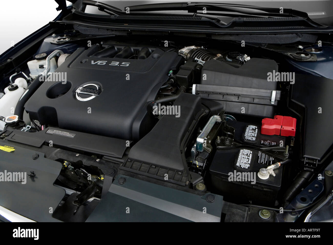 2008 Nissan Altima 3.5 SE in Blue - Engine Stock Photo - Alamy