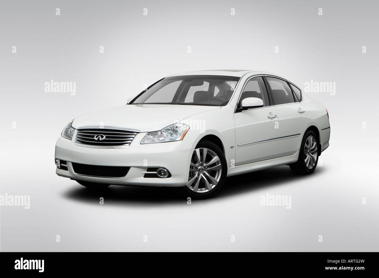 2008 infiniti m35 in white hi-res stock photography and images - Alamy