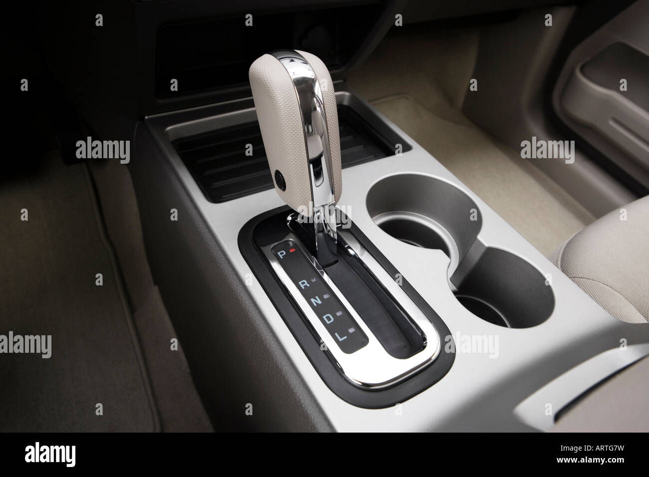 2008 Ford Edge SE in Red - Gear shifter/center console Stock Photo - Alamy