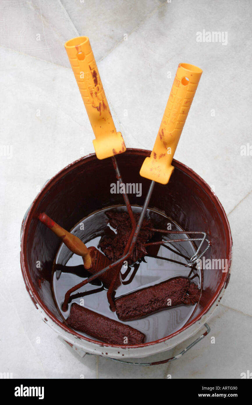 Paint in a bucket hi-res stock photography and images - Alamy