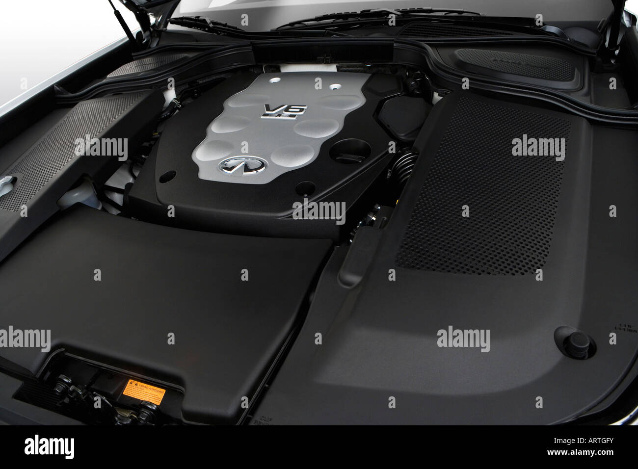 2008 Infiniti M M35 in White - Engine Stock Photo - Alamy