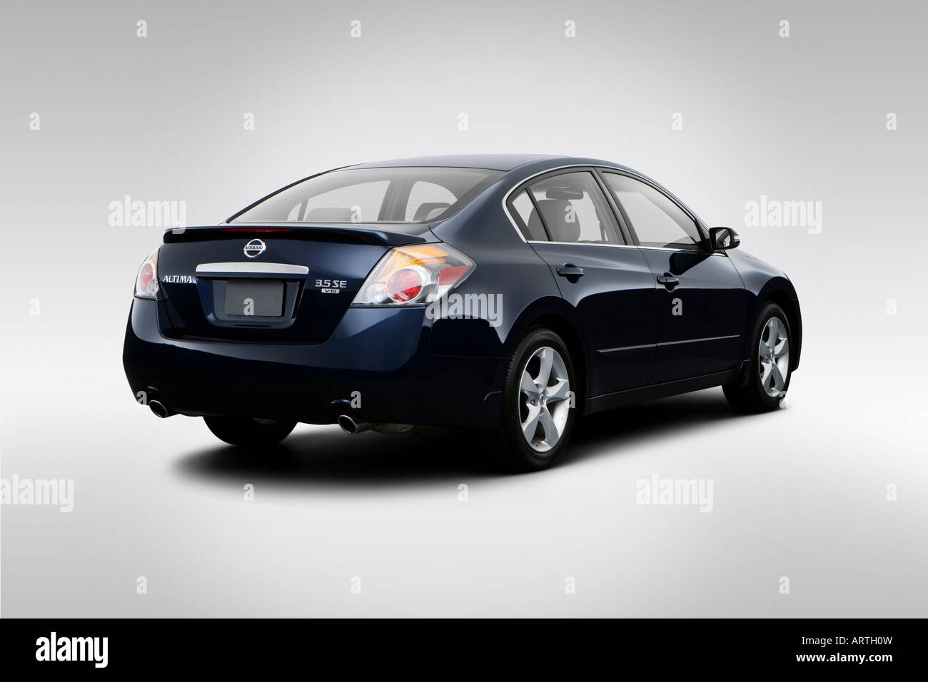 2008 Nissan Altima 3.5 SE in Blue - Rear angle view Stock Photo - Alamy