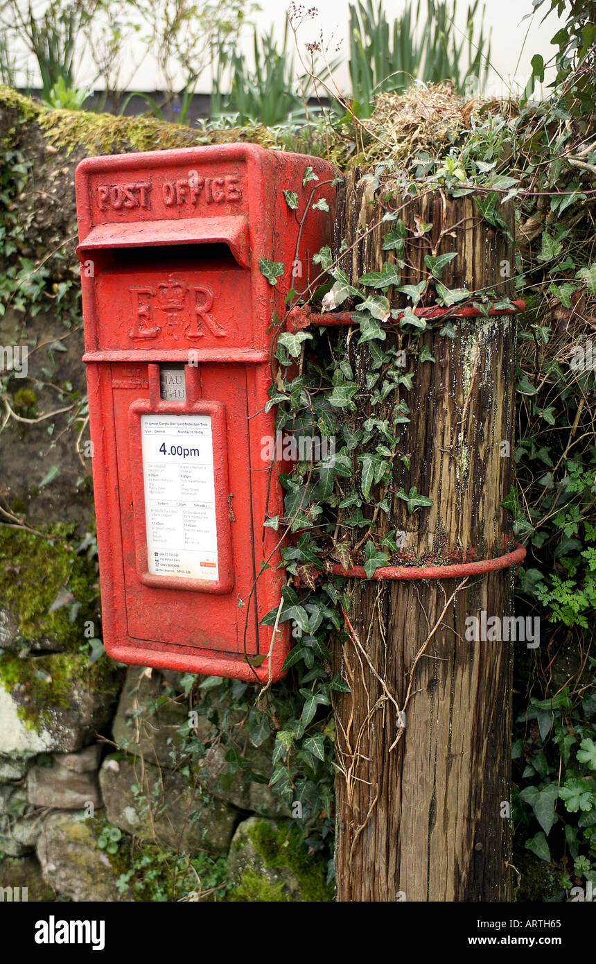 Cast iron post box hi-res stock photography and images - Alamy