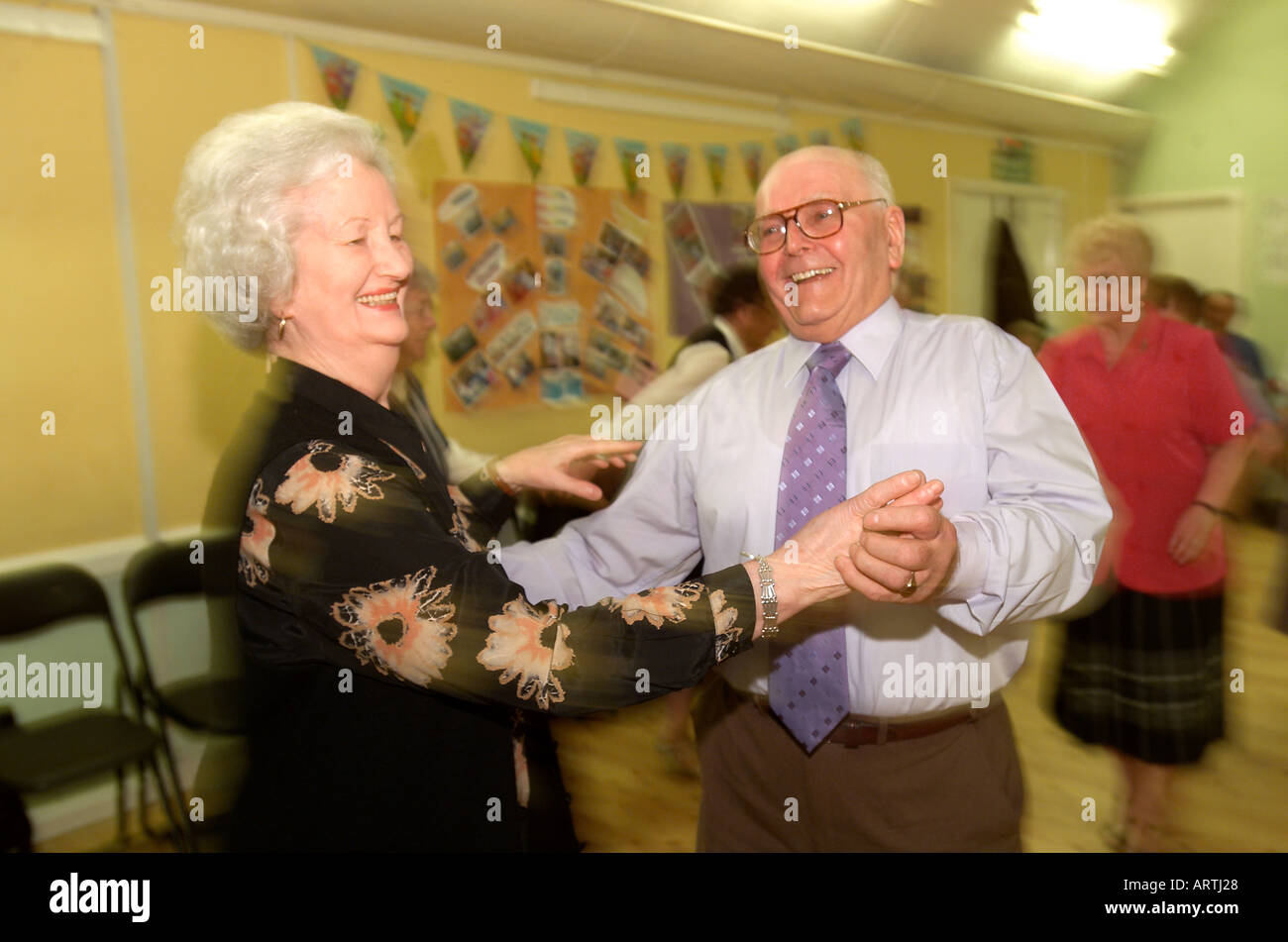 Older people afternoon tea dance hi-res stock photography and images ...
