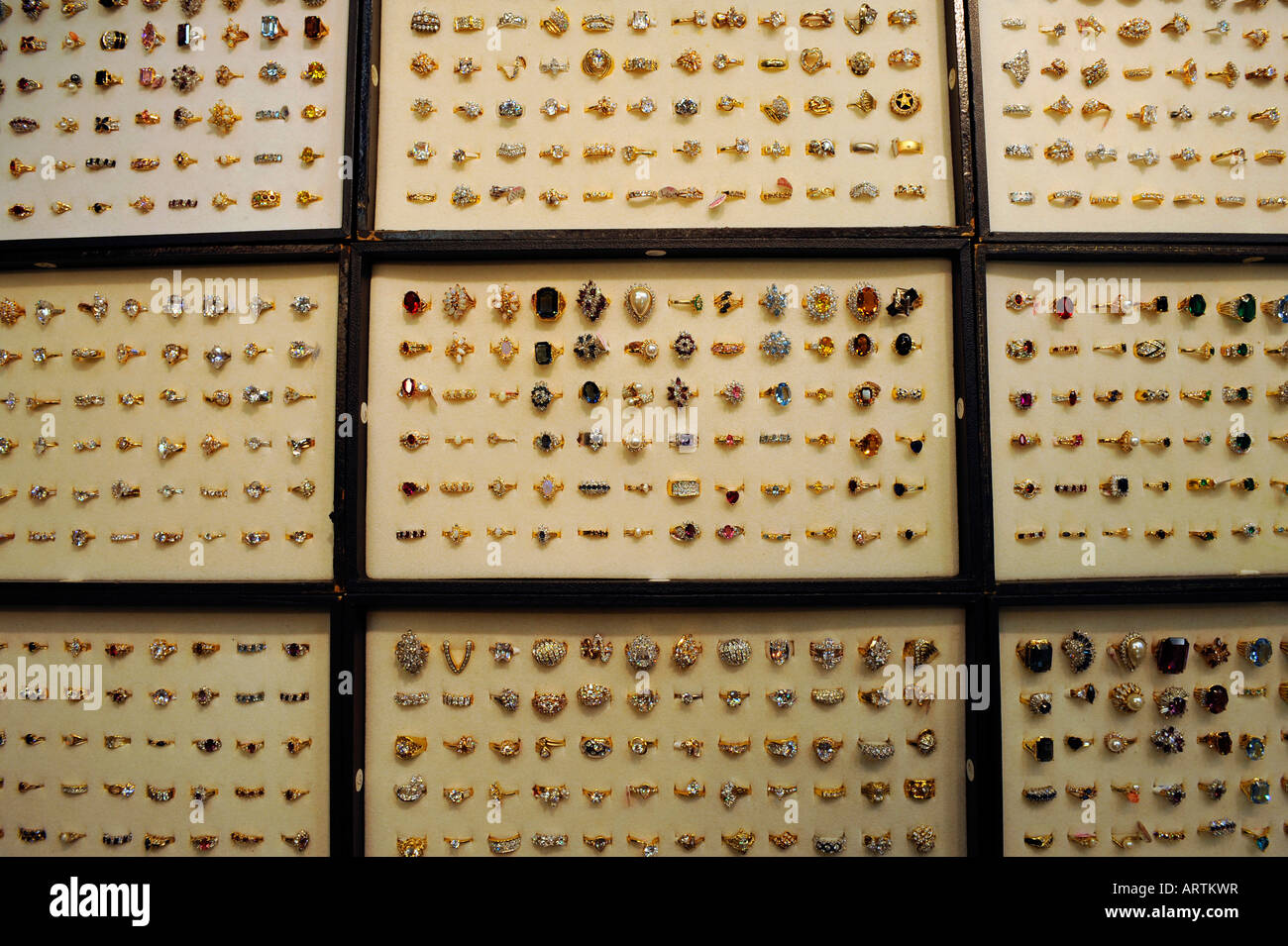 Diamond rings dollar hi-res stock photography and images - Alamy